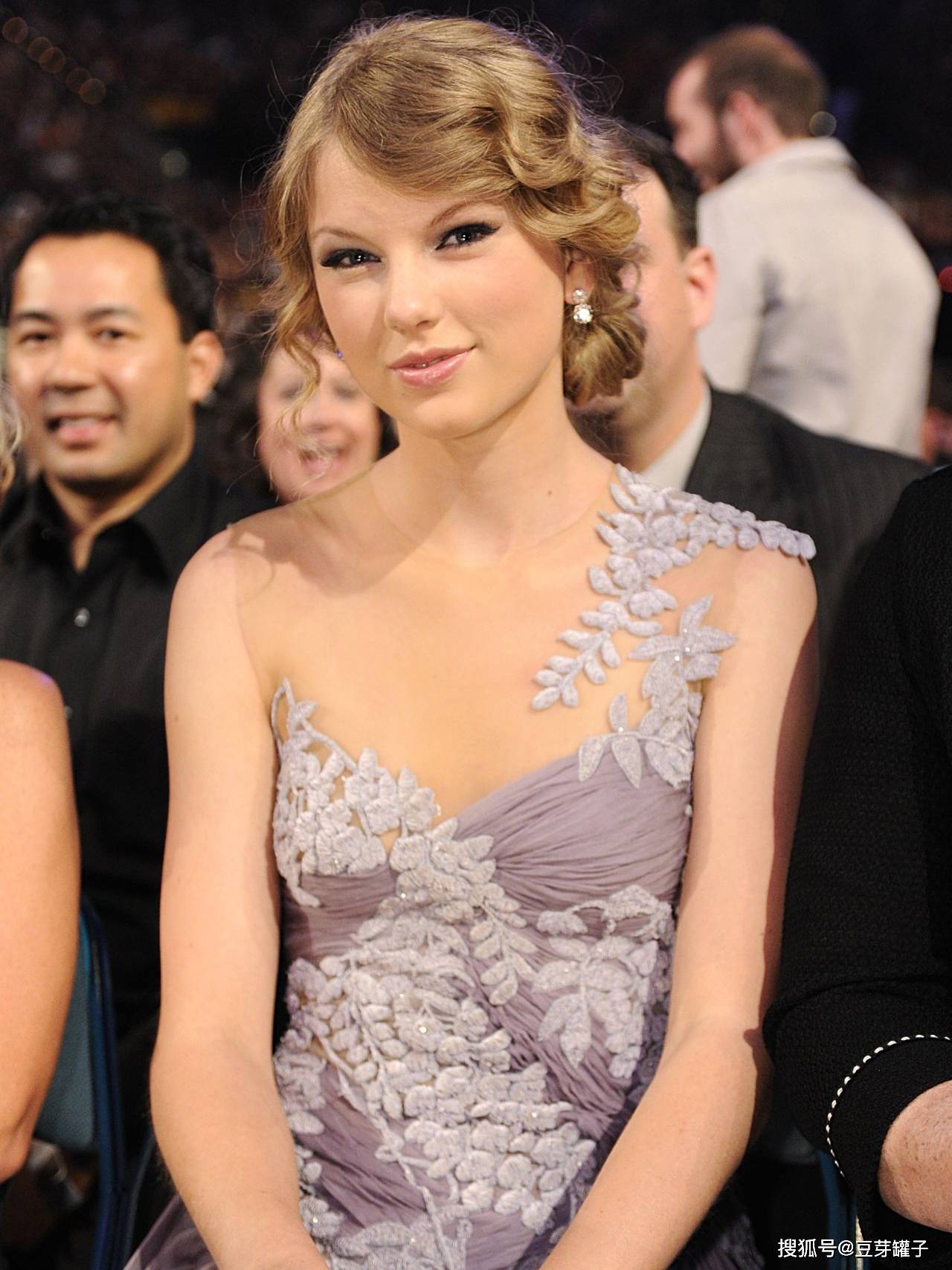 歌后Taylor Swift，穿吊带蕾丝透视长裙，面容大异-搜狐大视野-搜狐新闻