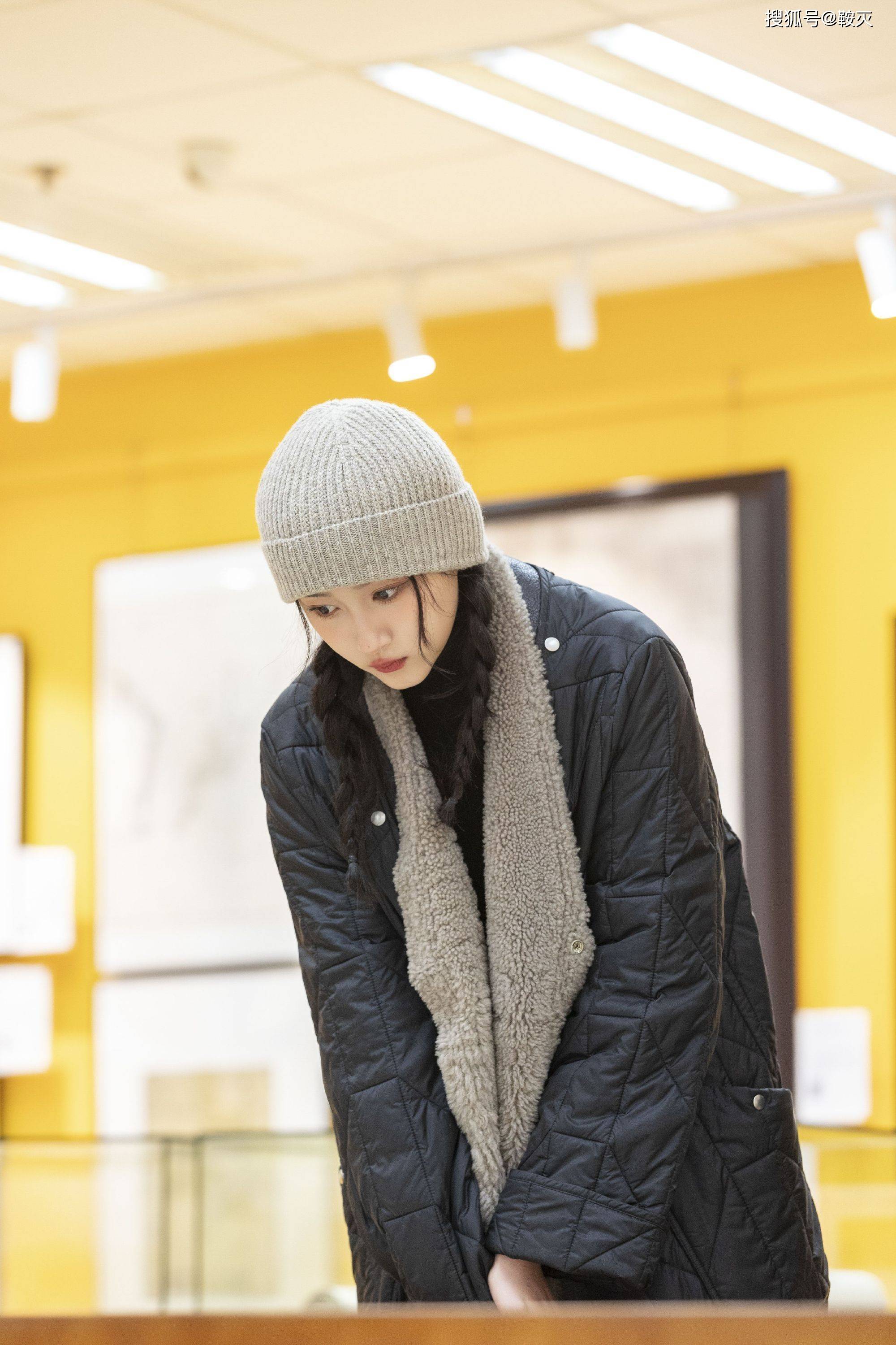 关晓彤游玩澳门，麻花辫搭针织帽显俏丽-搜狐大视野-搜狐新闻
