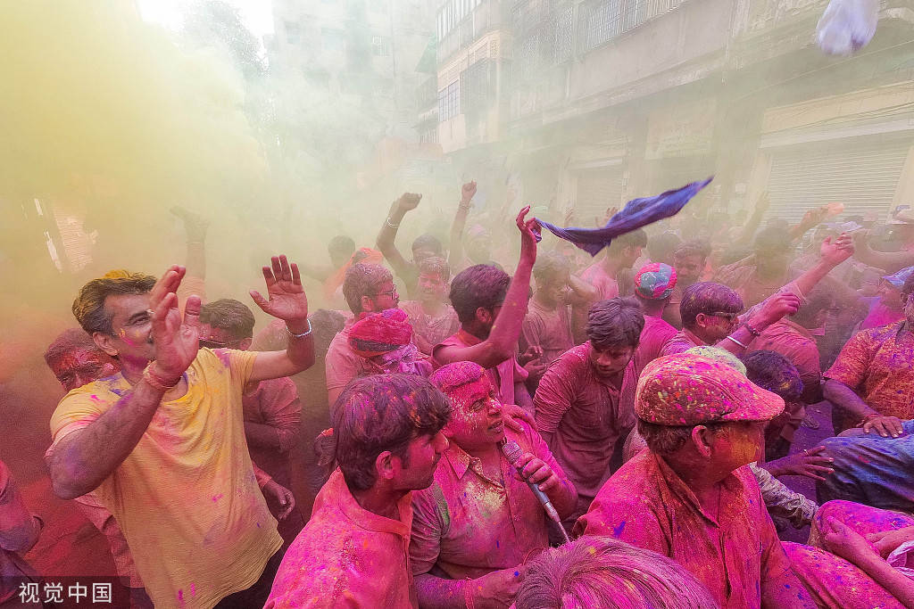印度街头色彩氛围浓厚 民众涂抹彩粉庆祝洒红节-搜狐大视野-搜狐新闻