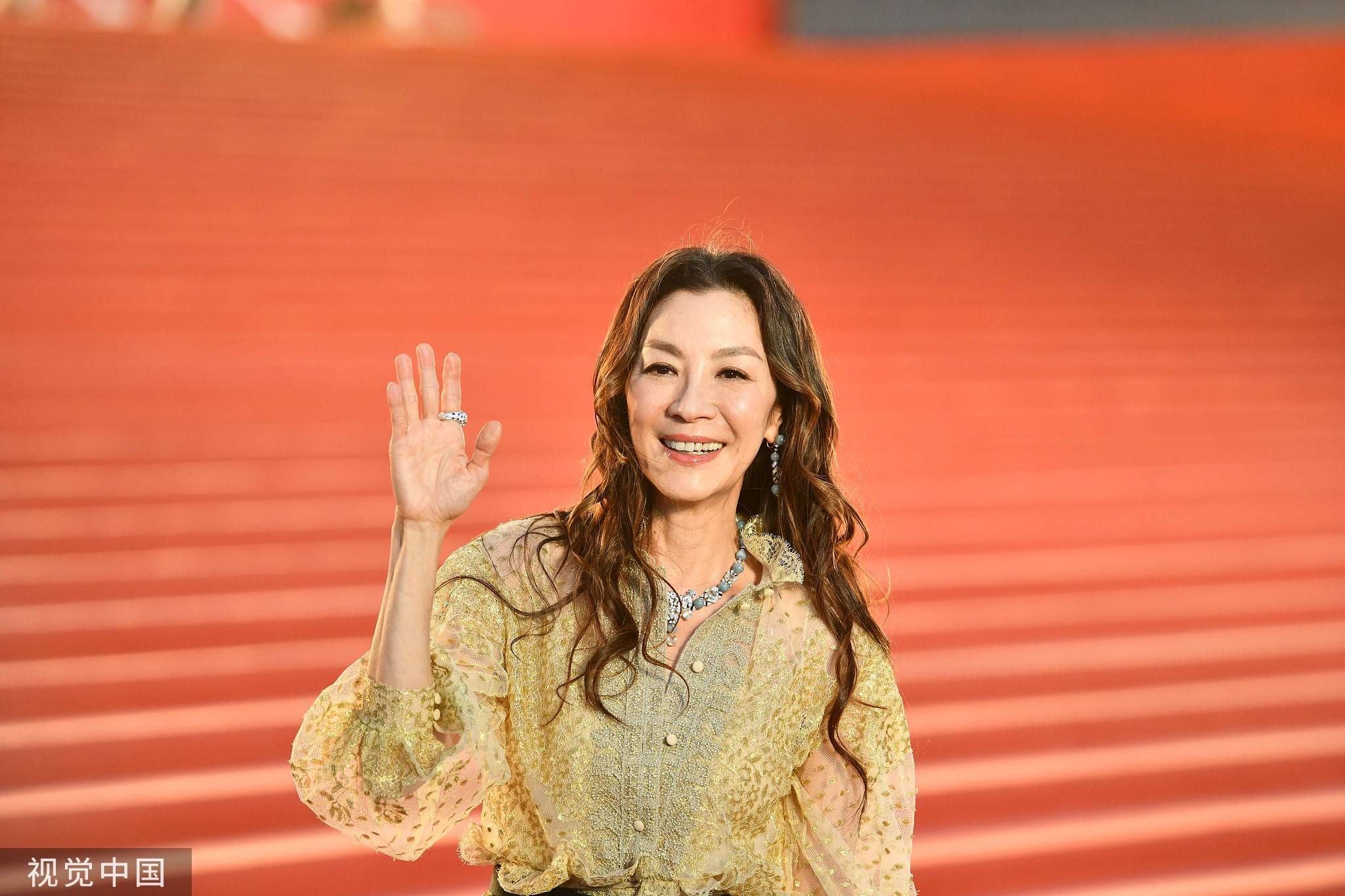 杨紫琼亮相金像奖作颁奖嘉宾 仪态优雅气场十足-搜狐大视野-搜狐新闻