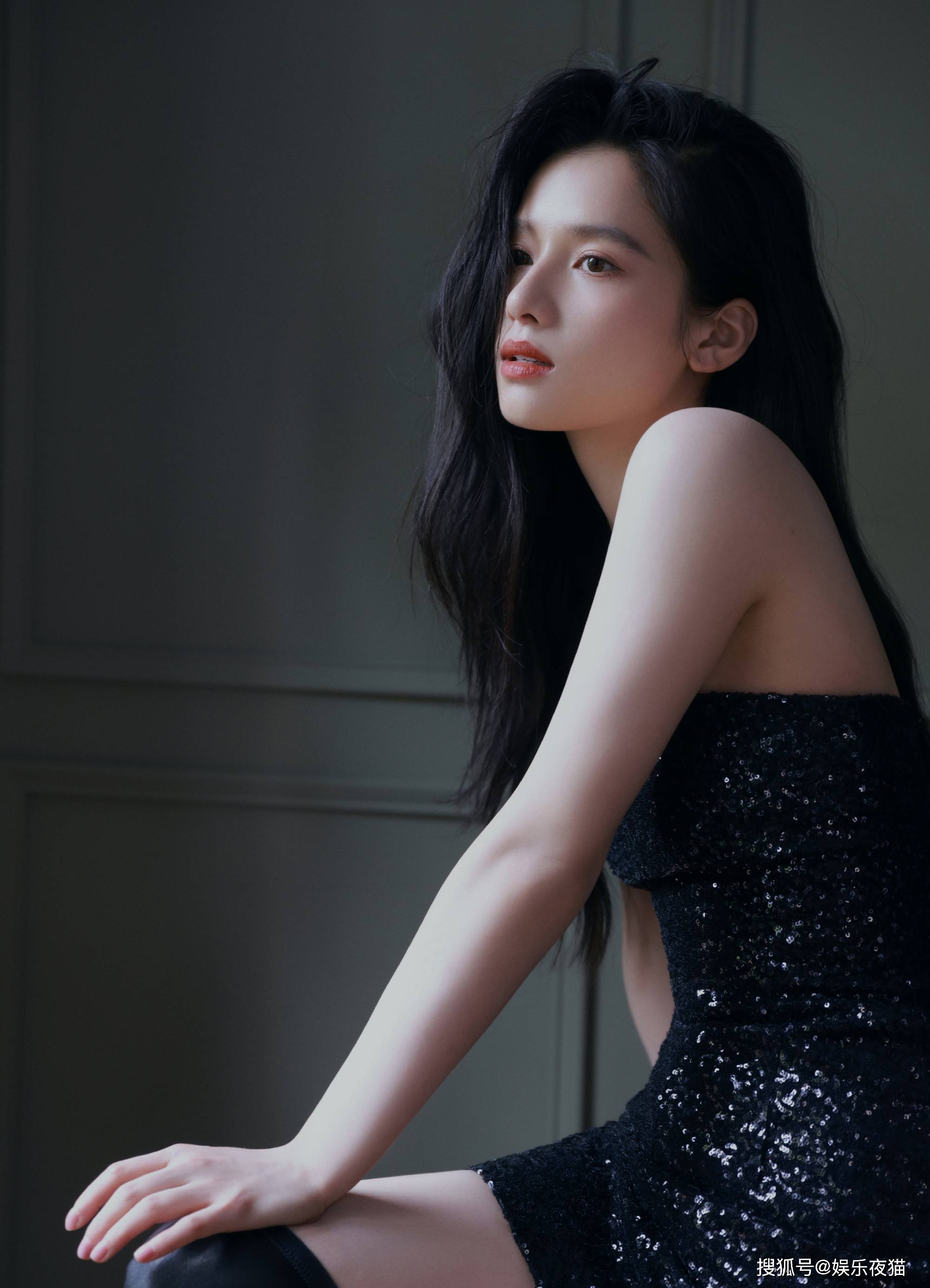 张婧仪一袭黑色抹胸裙搭配黑色长靴写真大秀好身材 搜狐大视野 搜狐新闻 7724
