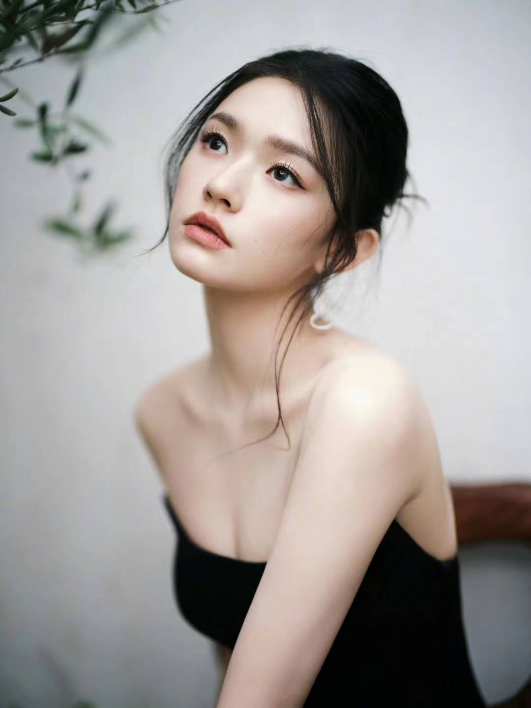 林允穿黑色抹胸裙小秀事业线 气质优雅清冷感十足 搜狐大视野 搜狐新闻