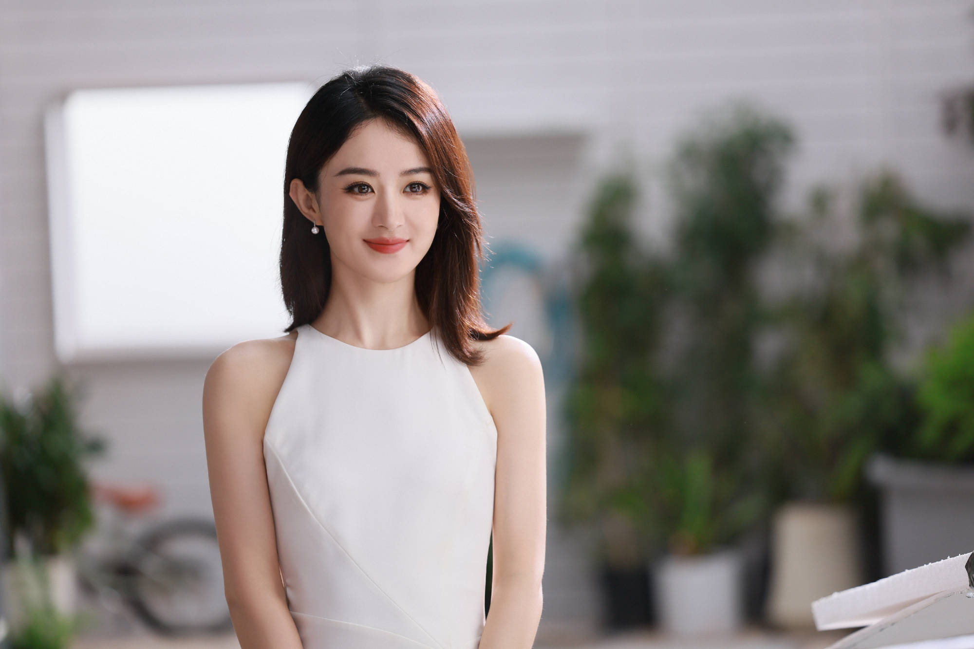 赵丽颖着纯白长裙温柔端庄 笑容甜美清爽宜人 搜狐大视野 搜狐新闻