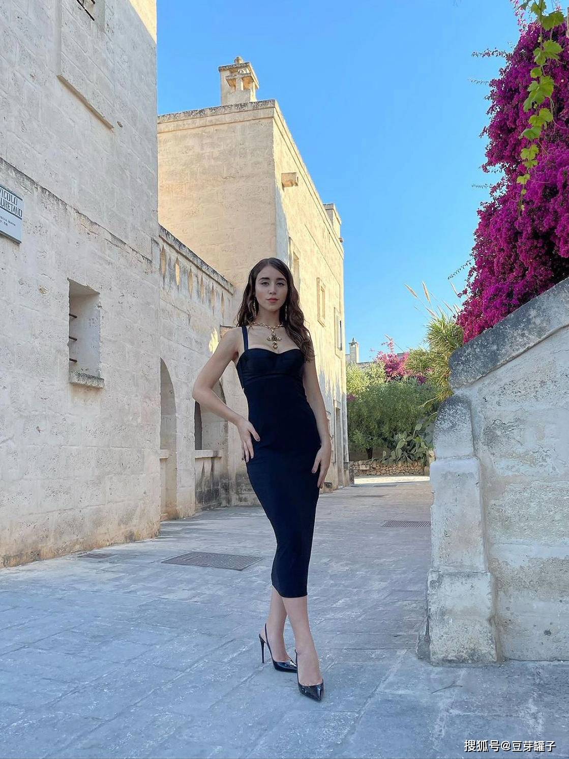 性感女星Caylee Cowan户外写真，曲线玲珑妩媚迷人-搜狐大视野-搜狐新闻