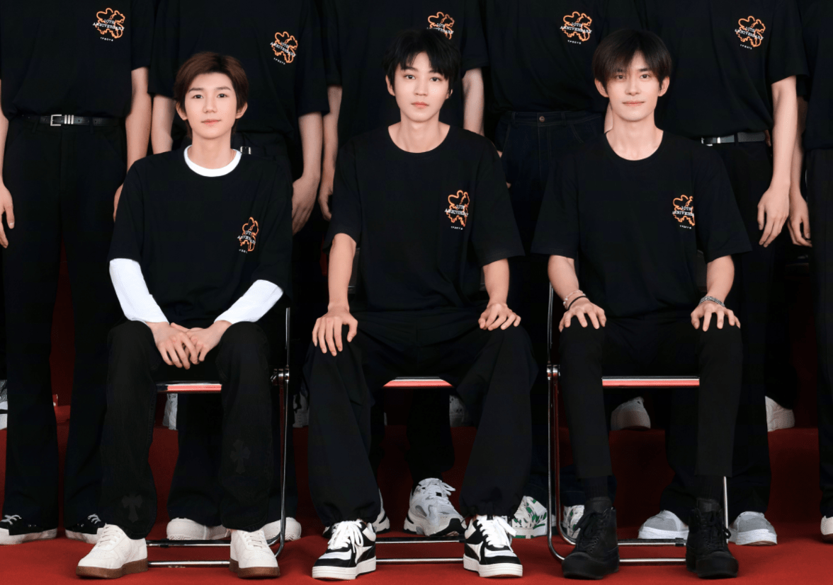 时代峰峻全家福曝光 TFBOYS时代少年团等成员合影-搜狐大视野-搜狐新闻