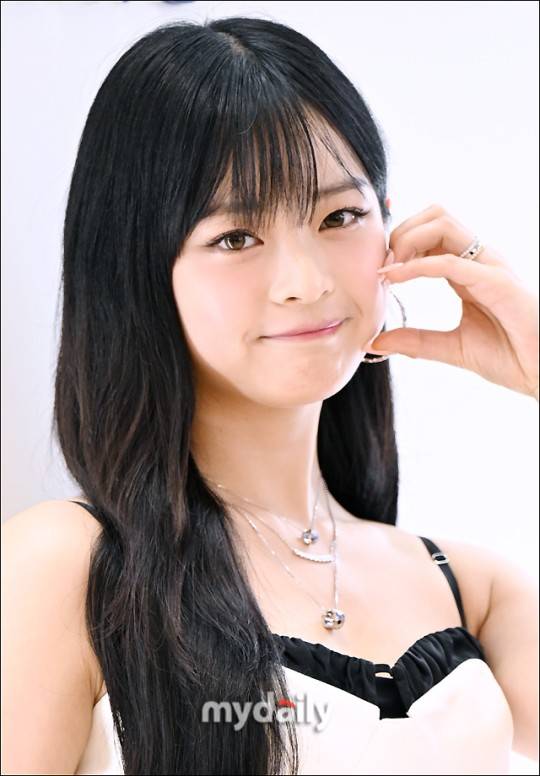 NewJeans成员HANNI出席品牌活动 生图美貌超能打！-搜狐大视野-搜狐新闻