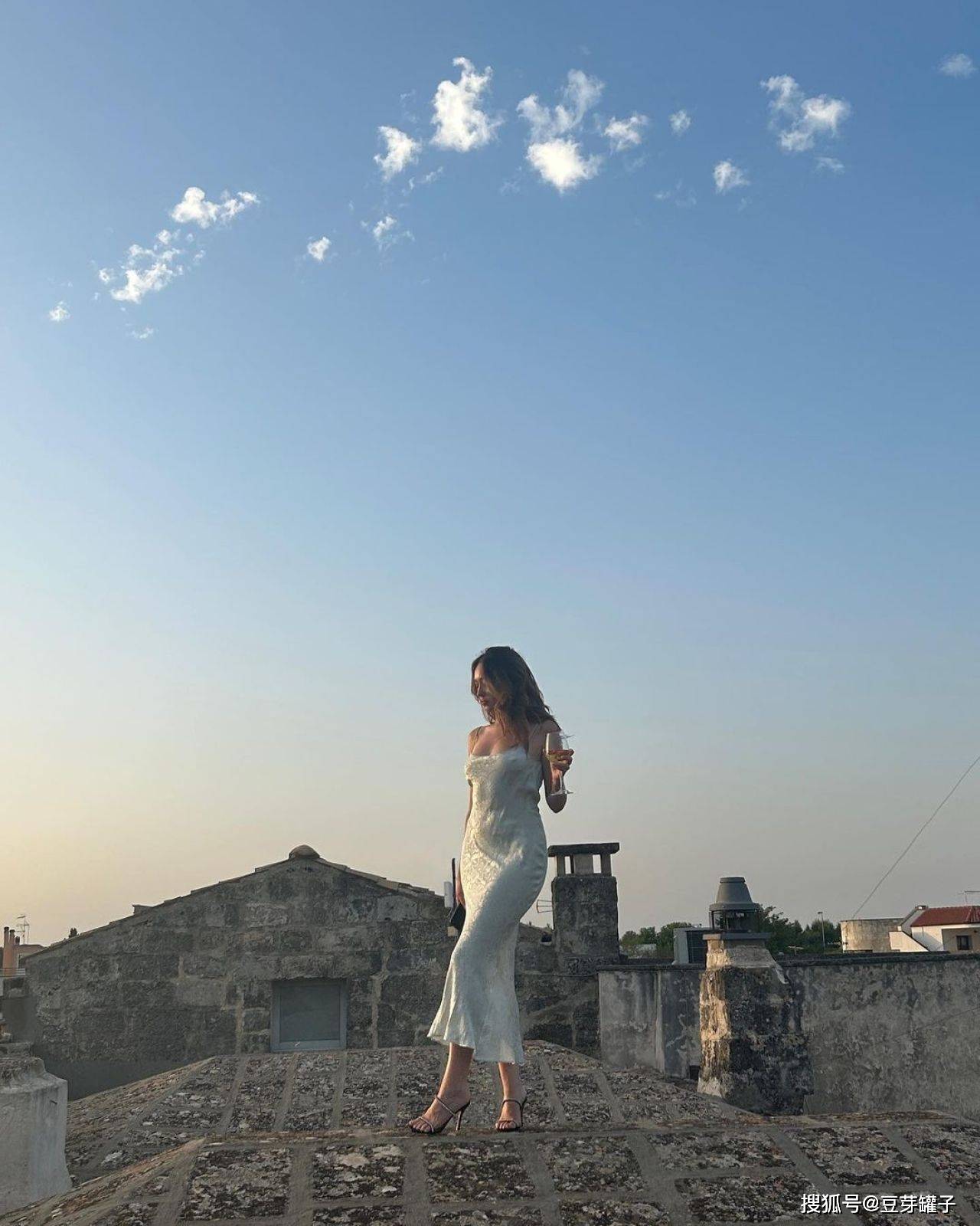 知名女星Alycia Debnam，曲线凹凸，气质迷人-搜狐大视野-搜狐新闻