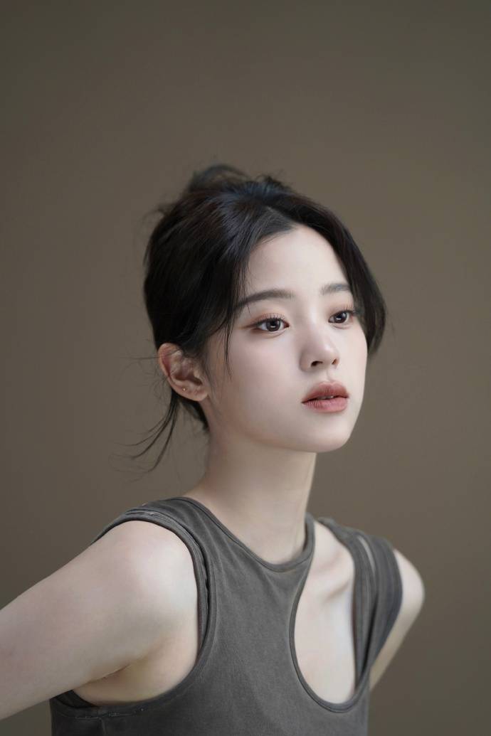 欧阳娜娜穿不规则背心小秀性感 怼脸拍照五官精致-搜狐大视野-搜狐新闻