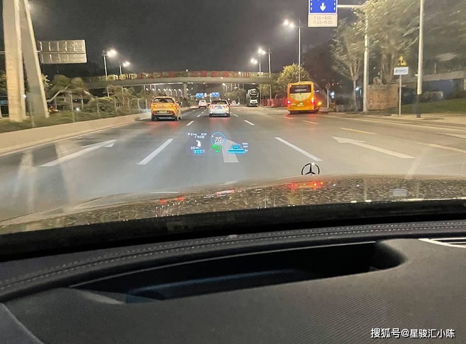 奔驰23款E350eL插电混动型升级23P驾驶辅助和HUD抬头显示 让驾驶更加得心应手_搜狐汽车_搜狐网