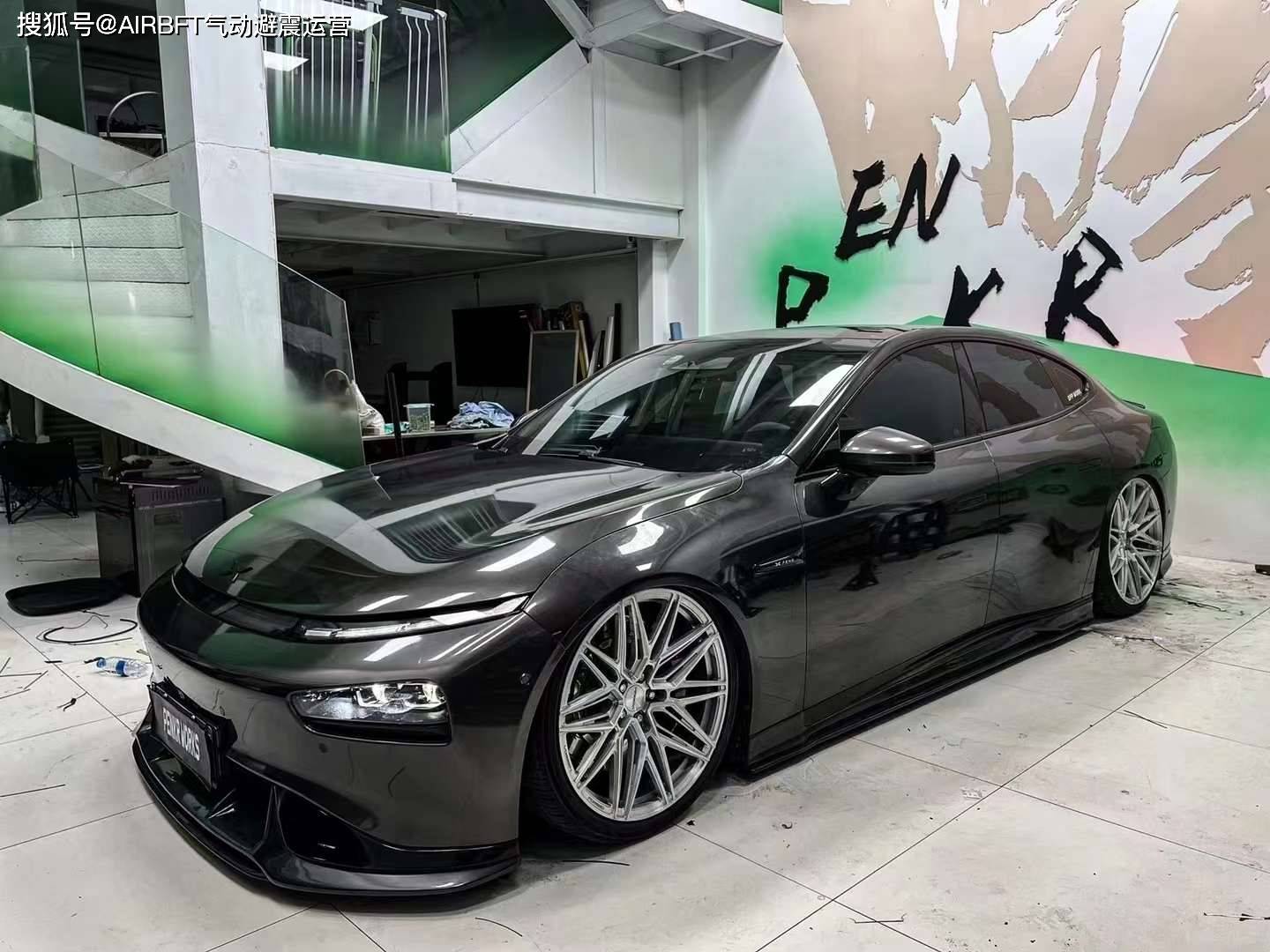 #低调黑武士#小鹏P7改装AIRBFT气囊减震_搜狐汽车_搜狐网