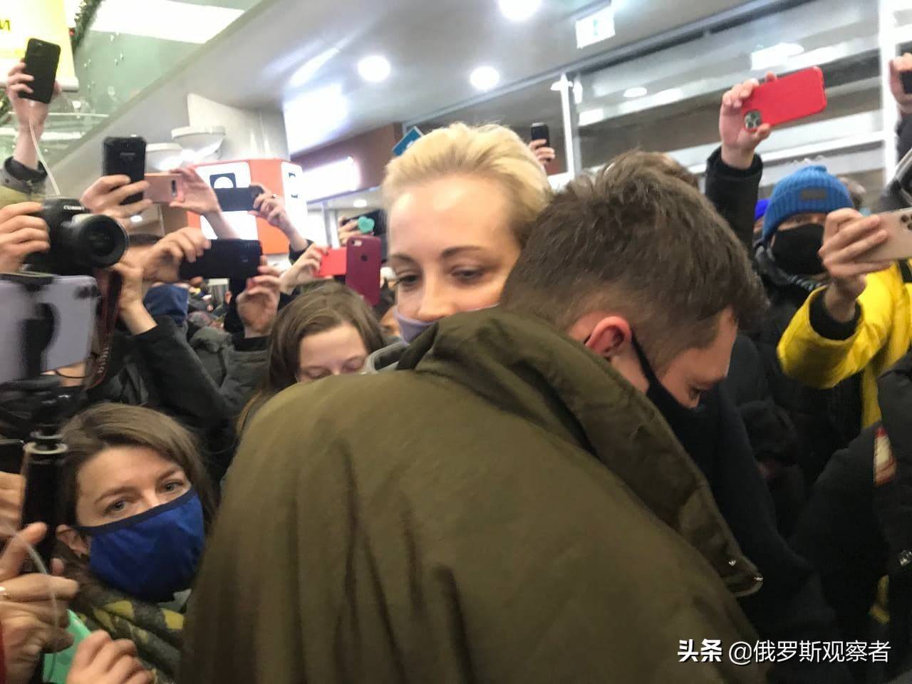 纳瓦尔尼刚下飞机便被拘留，扎哈罗娃与拜登的国家安全顾问交锋_俄罗斯