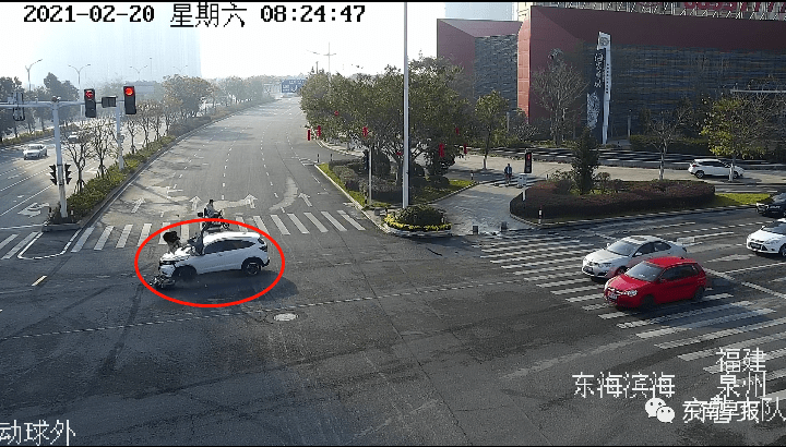 泉州东海:两人骑电动车闯红灯,被撞飞10多米!看视频都疼街路口