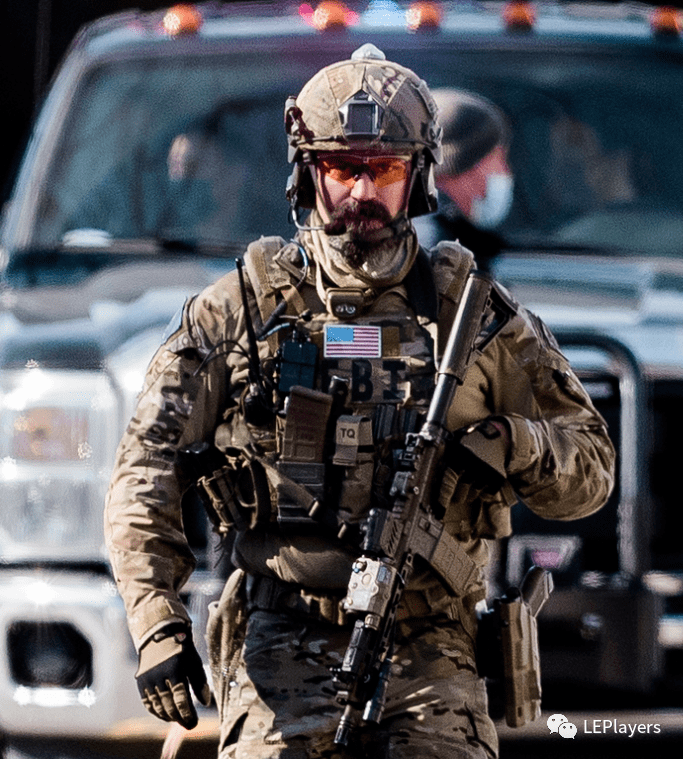 【现场】波士顿分局FBI SWAT执行搜查任务_背心