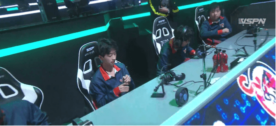 和平精英PEL：WBG独狼决赛圈成奇兵，SMG坐收渔翁之利_进行