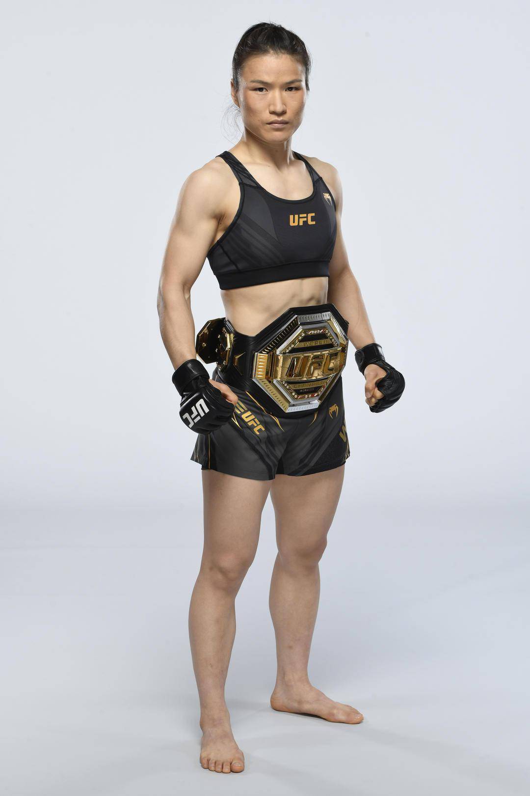 张伟丽首回合惨遭KO 无缘卫冕UFC草量级金腰带_罗斯