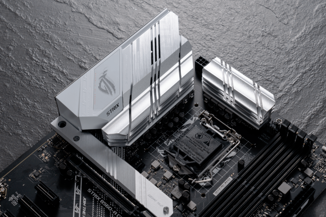 高颜值吹雪拉满战斗值!ROG STRIX B560-A GAMING WIFI主板上手体验_内存