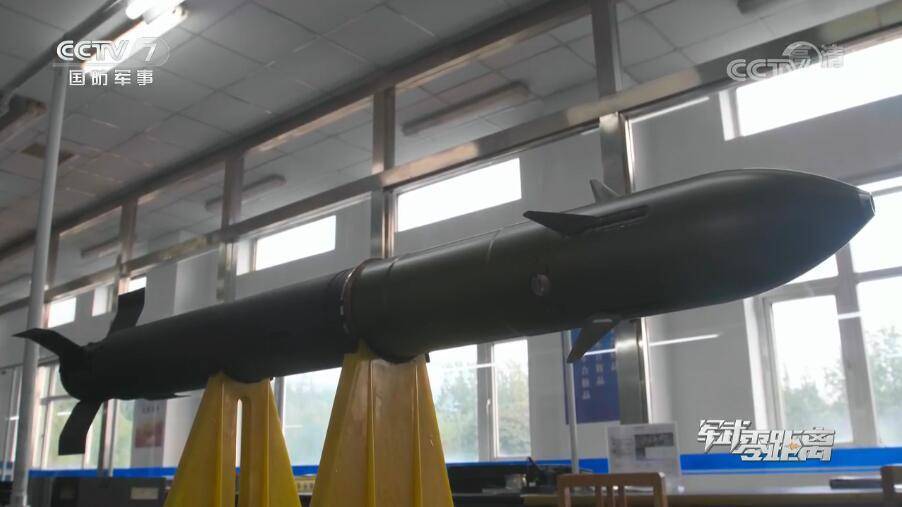 东部战区04A步战车炮射导弹实射画面曝光，数公里外目标被精准摧毁_发射