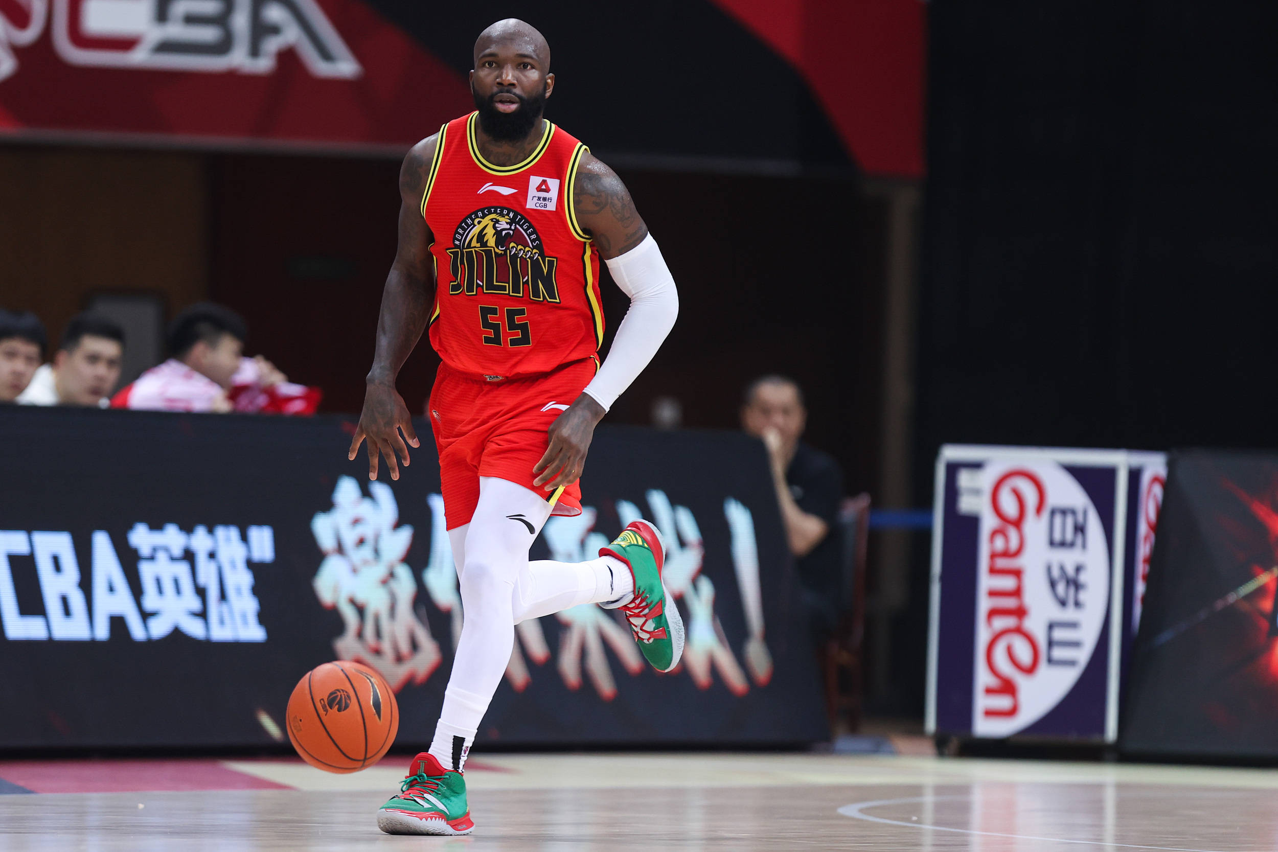 体坛联播｜约基奇拿下常规赛MVP，CBA外援抱怨薪水低_梅德维德夫