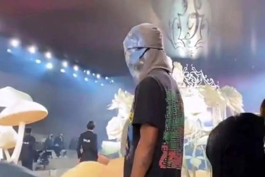 戴上“Kanye 同款面罩”听 Donda 效果更佳？我只想说别再鸽了_Vintage
