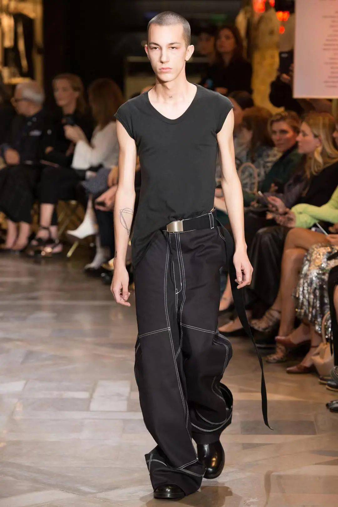 BFRND：从高定秀场模特，到独立音乐人的完美转变。_Demna