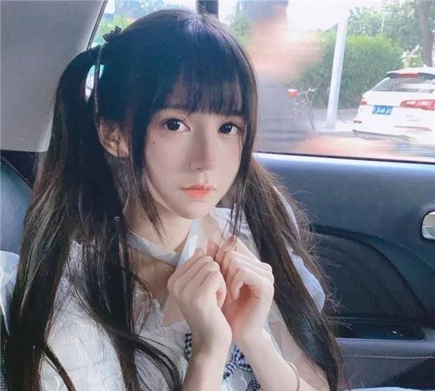 当网红蔡萝莉不再“装嫩”并cos“麻衣学姐”后,网友:“蔡蛮腰”! 造型