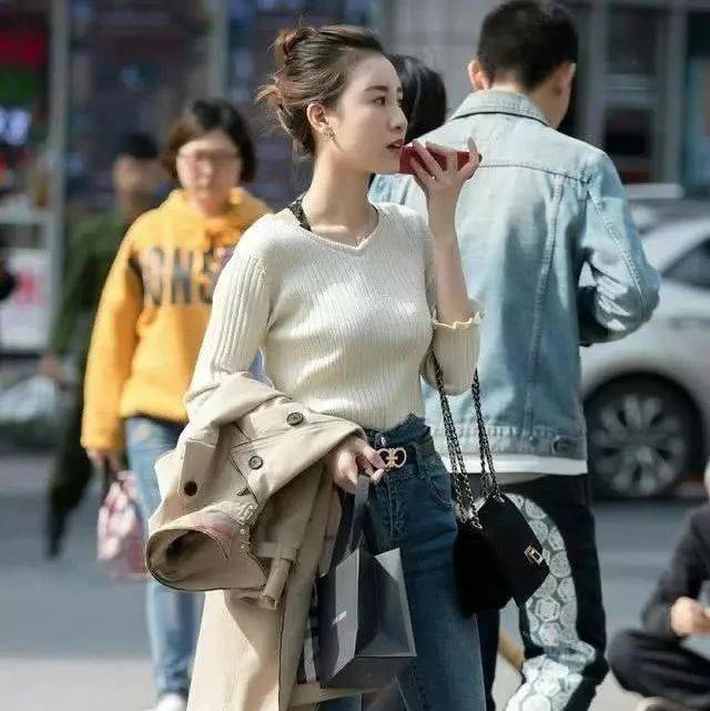 牛仔裤显青春活力的格调,让你尽显潇洒活力的一面时尚