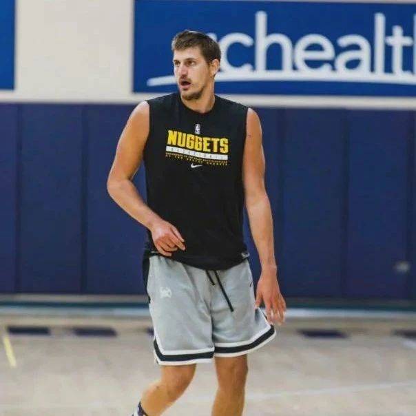 暴瘦成功！约基奇最新训练照曝光，掘金官推：控球中锋_穆雷