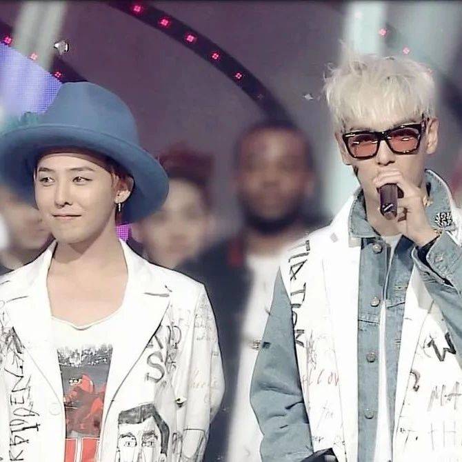 在GD&TOP很多活动中，TOP的头发都是白色