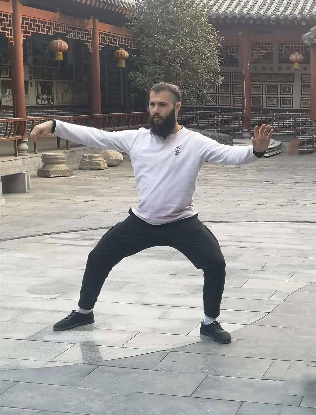 太极拳“外旋”和“里收”,管好臀部很重要 左脚