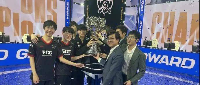 EDG夺冠全网刷屏！大学电竞专业要火？究竟靠不靠谱？_游戏