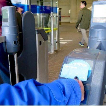 终于不用先买卡再坐车了！TransLink上可以刷银行卡啦！_Interac