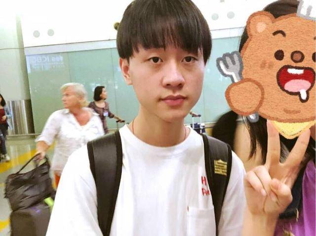LPL亚运会代表队已经抵达香港，UZI大脸抢镜，Ming一脸呆萌！_战队_Letme_机场