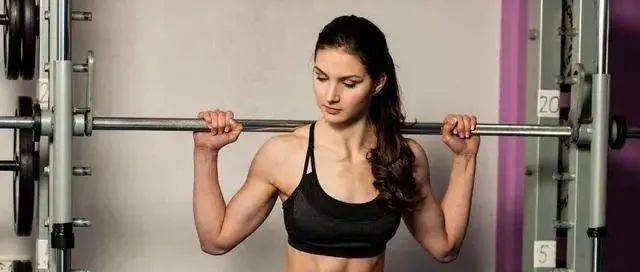 FITNESS \4个深蹲变式推荐，帮你锻炼臀腿，加快燃脂速度！_动作_双脚_背部