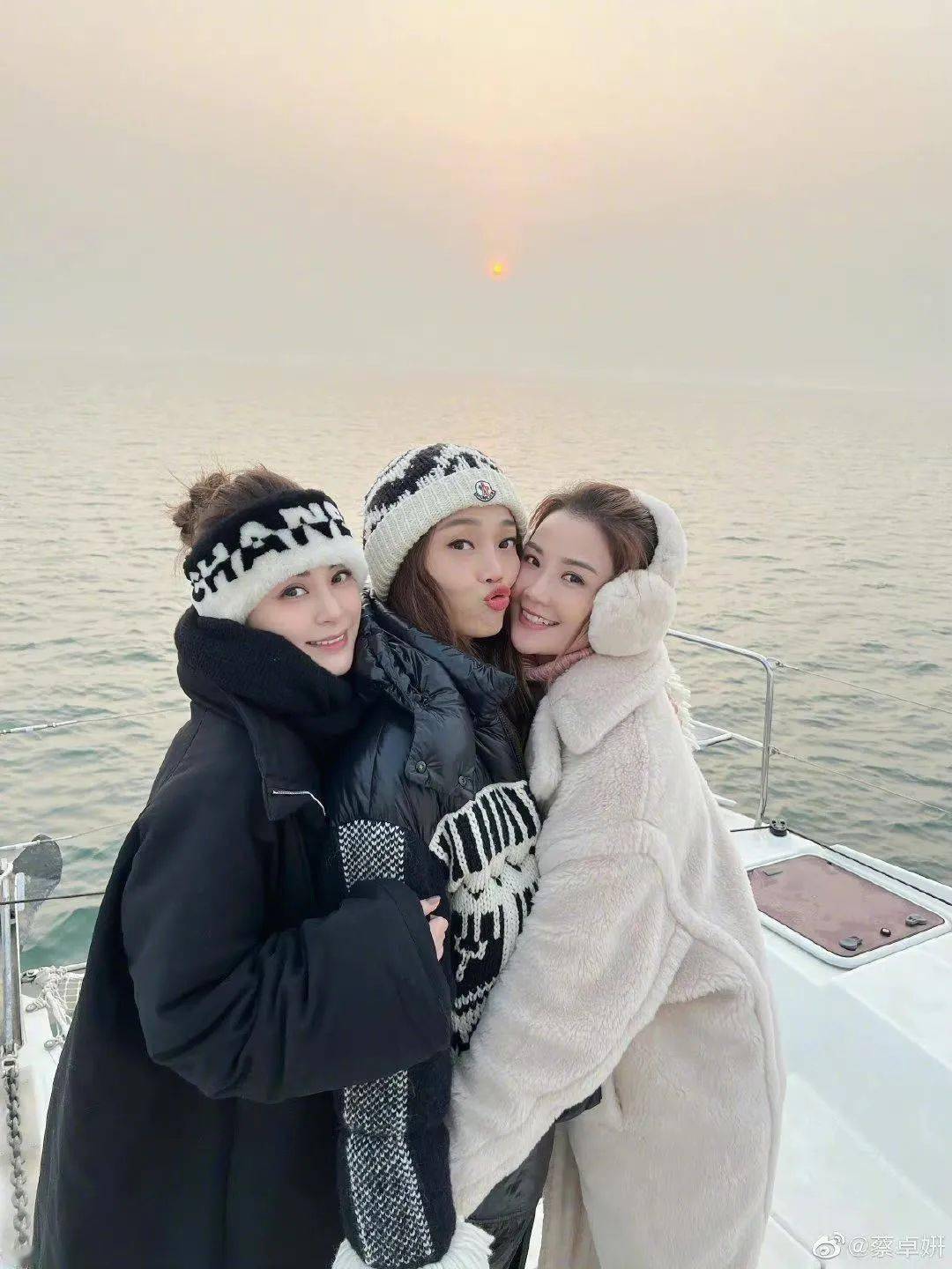 被容祖儿Twins22年友情破防了_姐妹_棕色_朋友