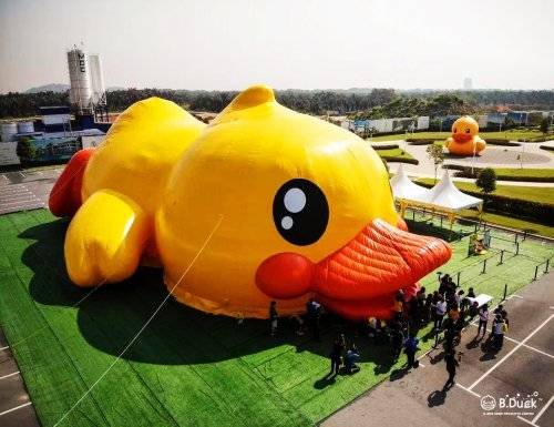 B.Duck小黄鸭走出国门 国风IP全球绽放_充气_品牌_乐园