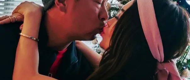 久别胜新婚！55岁TVB前女星终于回港，老公激动献香吻！_Xavier_温碧霞_Kenny