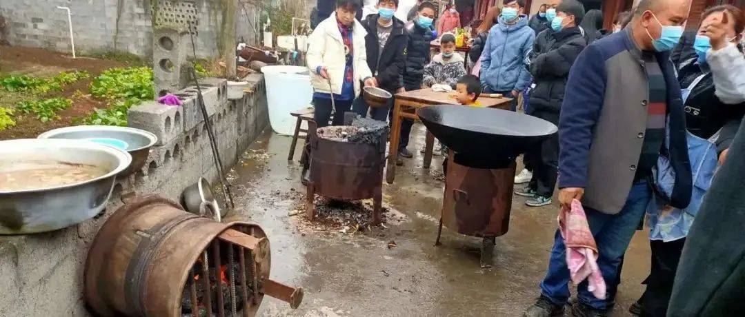 村民注意了,不要再擅自办酒席!云南一村民违规办酒被现场制止疫情规定白事