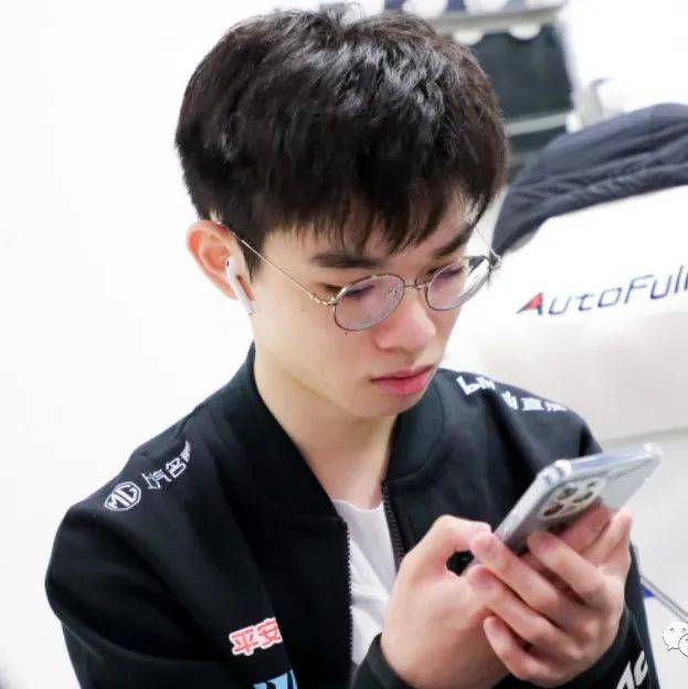 粉丝请愿Uzi上场！Doggo改直播间标题自嘲：3355！并通宵练习莎弥拉_比赛_伤害_言论