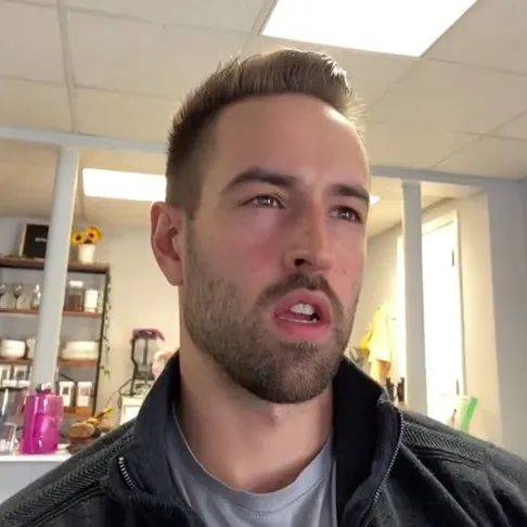 哈哈哈哈哈哈！美国小哥花了250刀请人设计Logo，拿到成果后方了_Ryan_TikTok_Bia