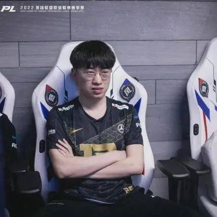 WE爆冷击败RNG！打虎英雄全来了！_BIUbiu_中单_季后赛