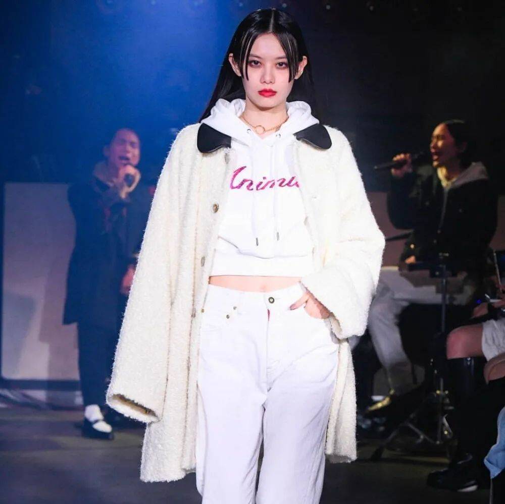 Animus 2022 秋冬系列 | 有尊严的女性气质_舒曼_外套_身体