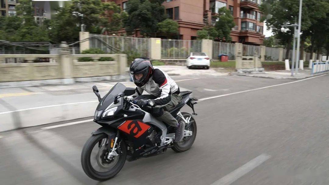 入门钢炮今犹在，岁岁年年人不同——阿普利亚GPR150/250R对比_搜狐汽车_搜狐网