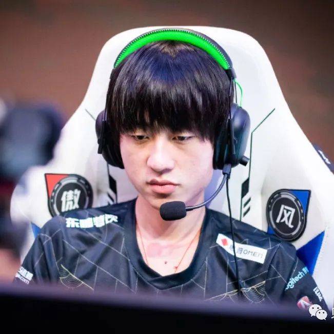 ming谈恋爱了？女友曝光：颜值极高，身材完美！曾是Uzi女友的闺蜜_情侣_差不多_余霜