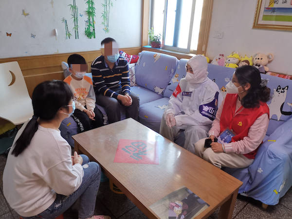 复工在即双职工家庭 谁带娃”？民警化身 临时家长”提前准备进行居委山龙