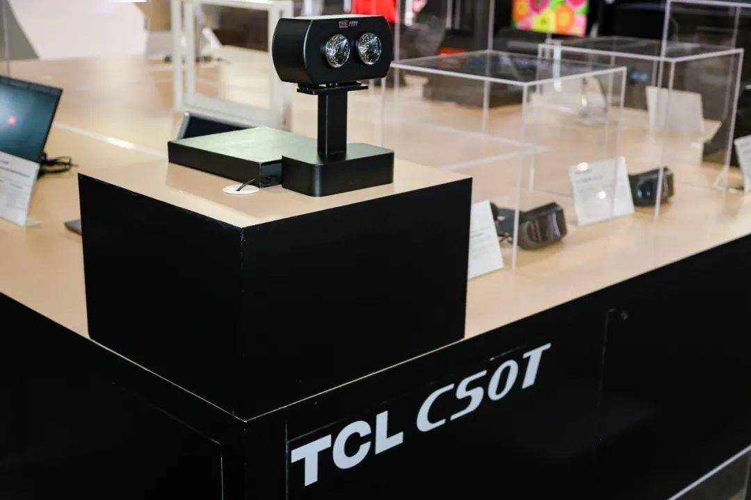 新品 | TCL华星发布：全球最高 PPI 的 VR 屏、无偏光片极小半径 360° 折叠屏等_显示_产品_技术