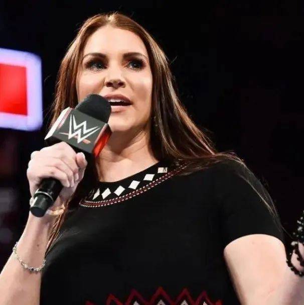 WWE内部大乱，大公主职位已被取替！RAW收视率连续不敌SD品牌！_高管_尼克·_鲍比莱斯利