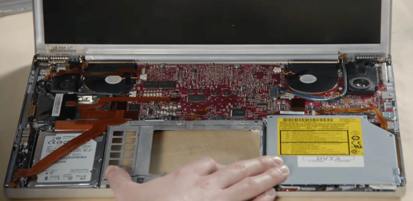 苹果 17 英寸 PowerBook G4 原型机曝光：搭载 PowerPC G4 处理器_MacBook_电脑_配有