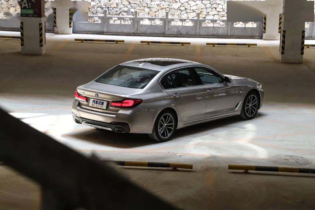 这车百公里油耗1个多，轴距超3米，后排加长能翘二郎腿！_搜狐汽车_搜狐网