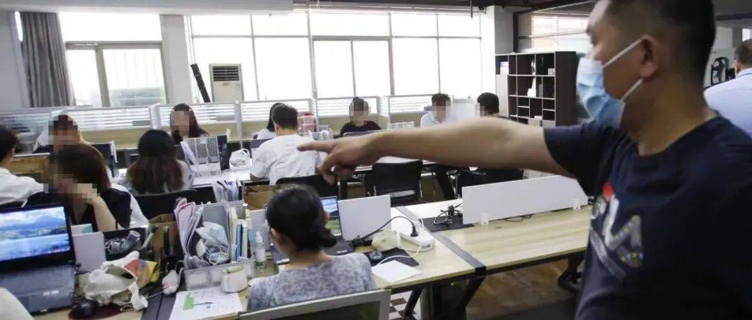 淄博警方突袭一写字楼!多名 女主播”被当场带走张店直播团伙