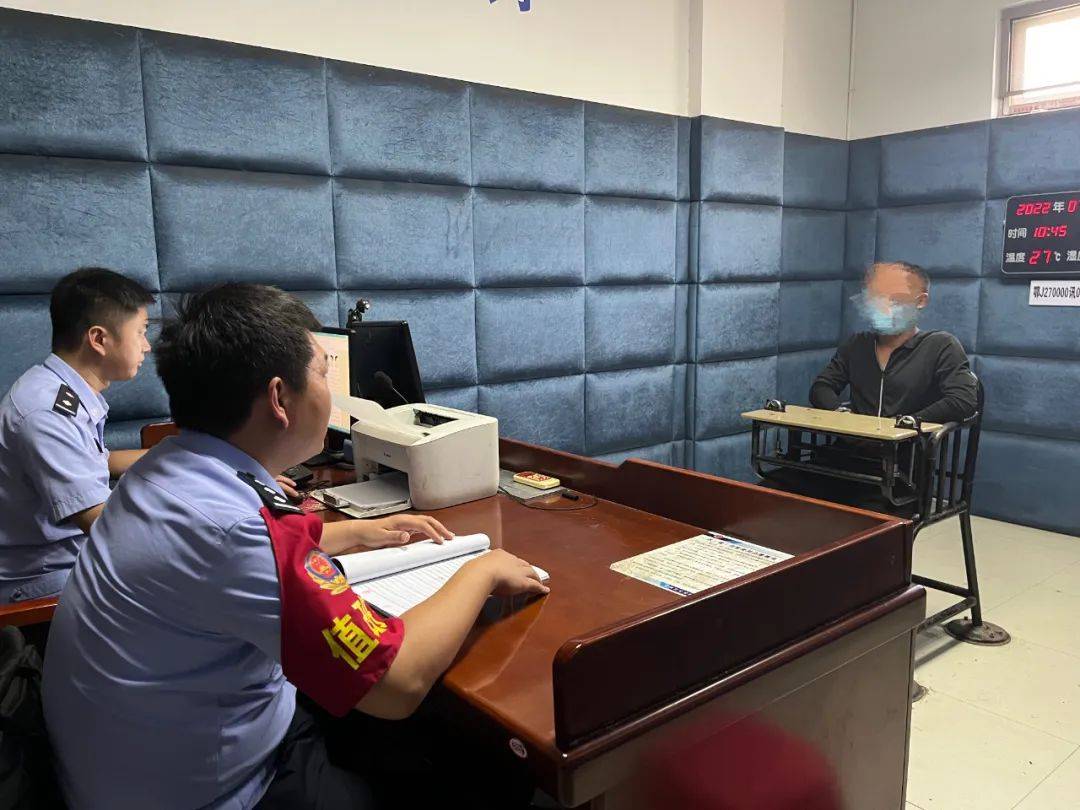 “惯偷”为还网贷持刀抢劫网约车，被民警找到时还在呼呼大睡郭某杨某黄梅县 